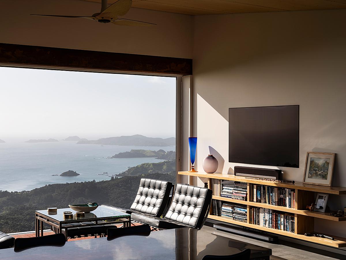 David Straight Captures What It's Like to be at Bret de Their's Radar ...